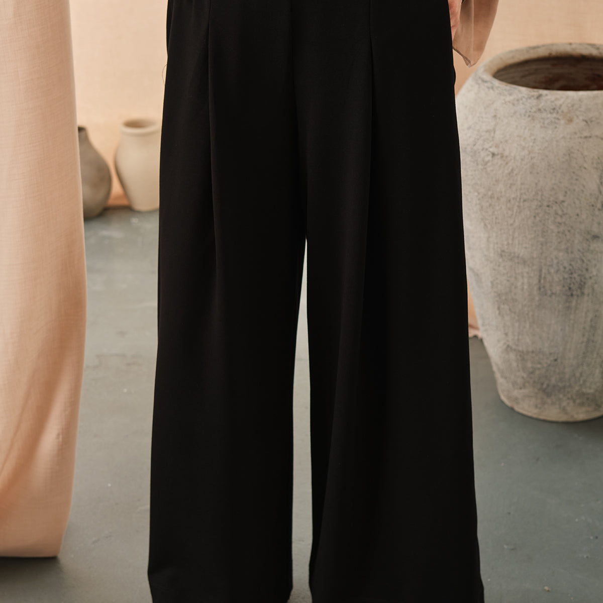 Pleated Detail Pants – Black – loccomodest.com